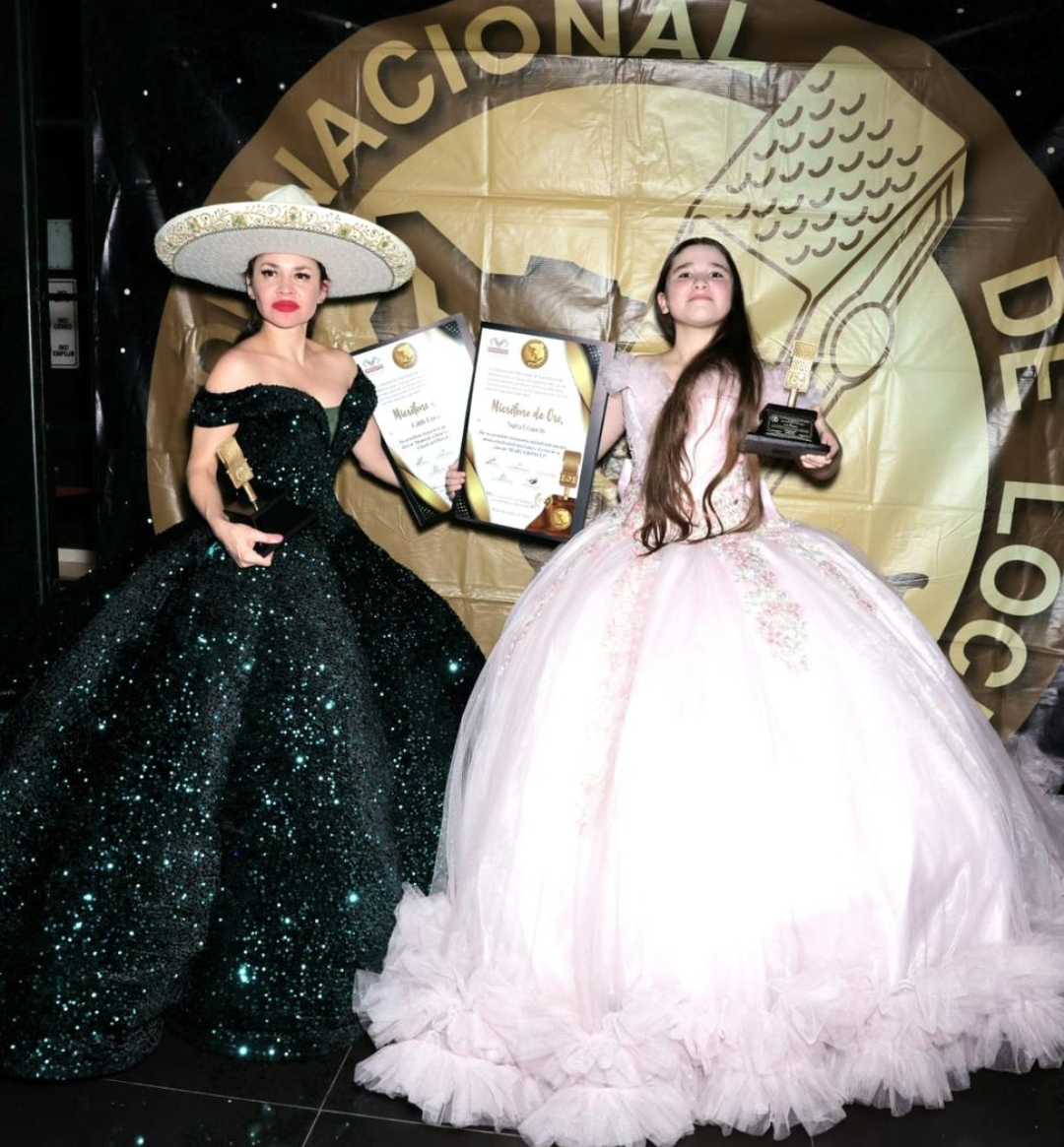 Edith Encalada y su hija reciben tercer "Micrófono de Oro" por su disco ...